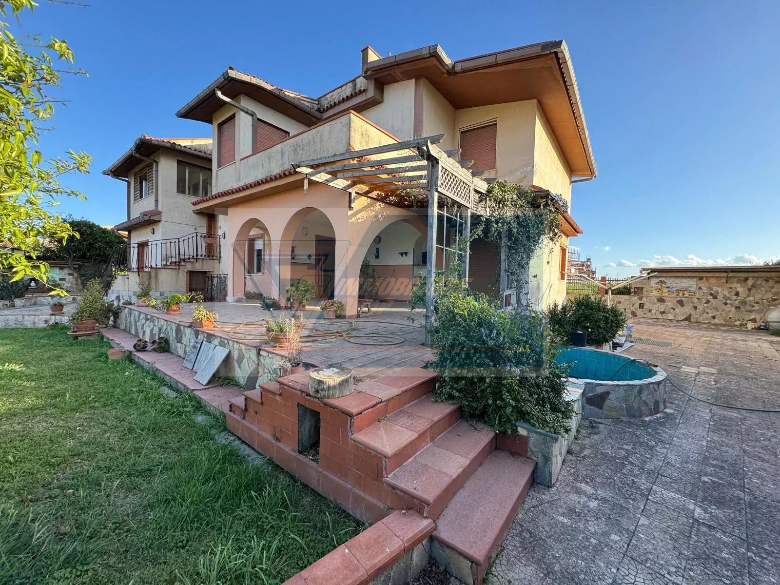 VILLA INDIPENDENTE CON DUE UNITÀ ABITATIVE E AMPIO GIARDINO ZONA ISOLA