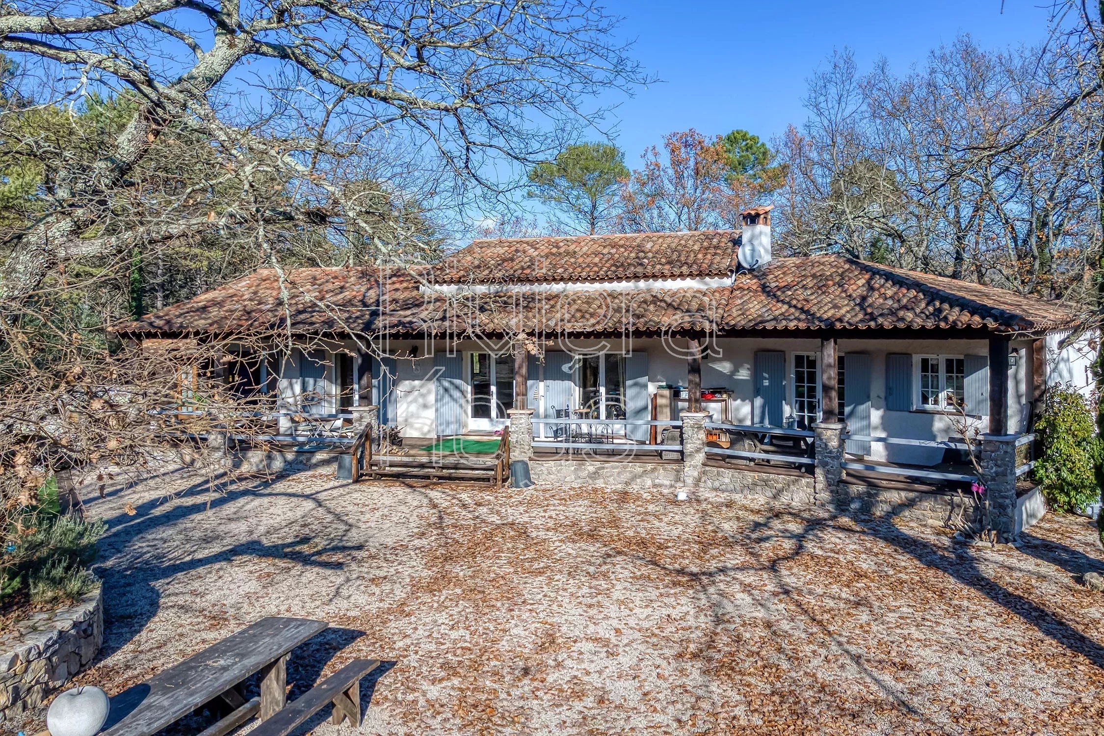 TOURRETTES (VAR) : Villa de plain-pied 6 pièces avec piscine, studio ...