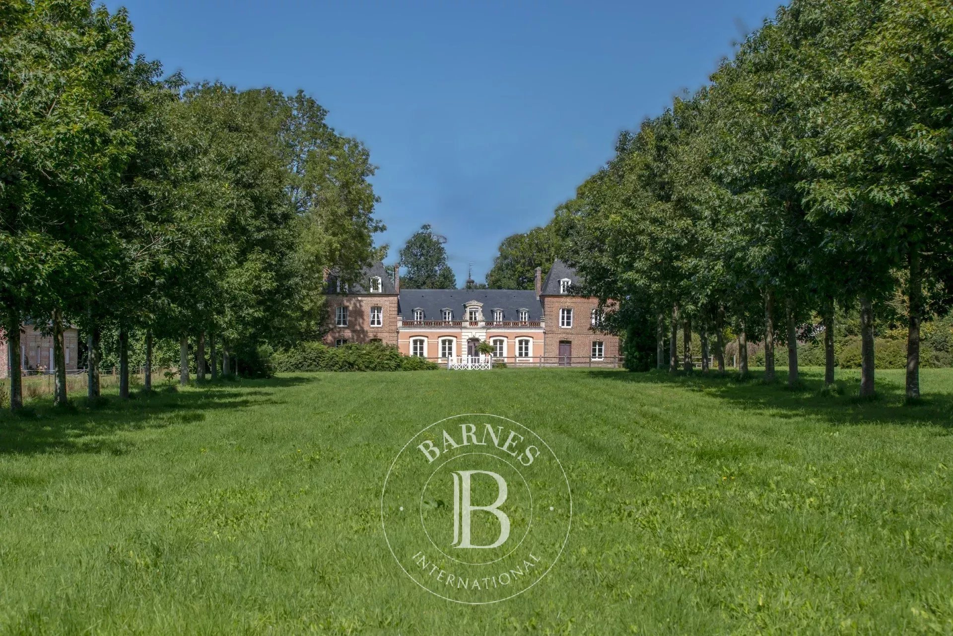 Vente château avec hectares BARNES Propriétés et Châteaux