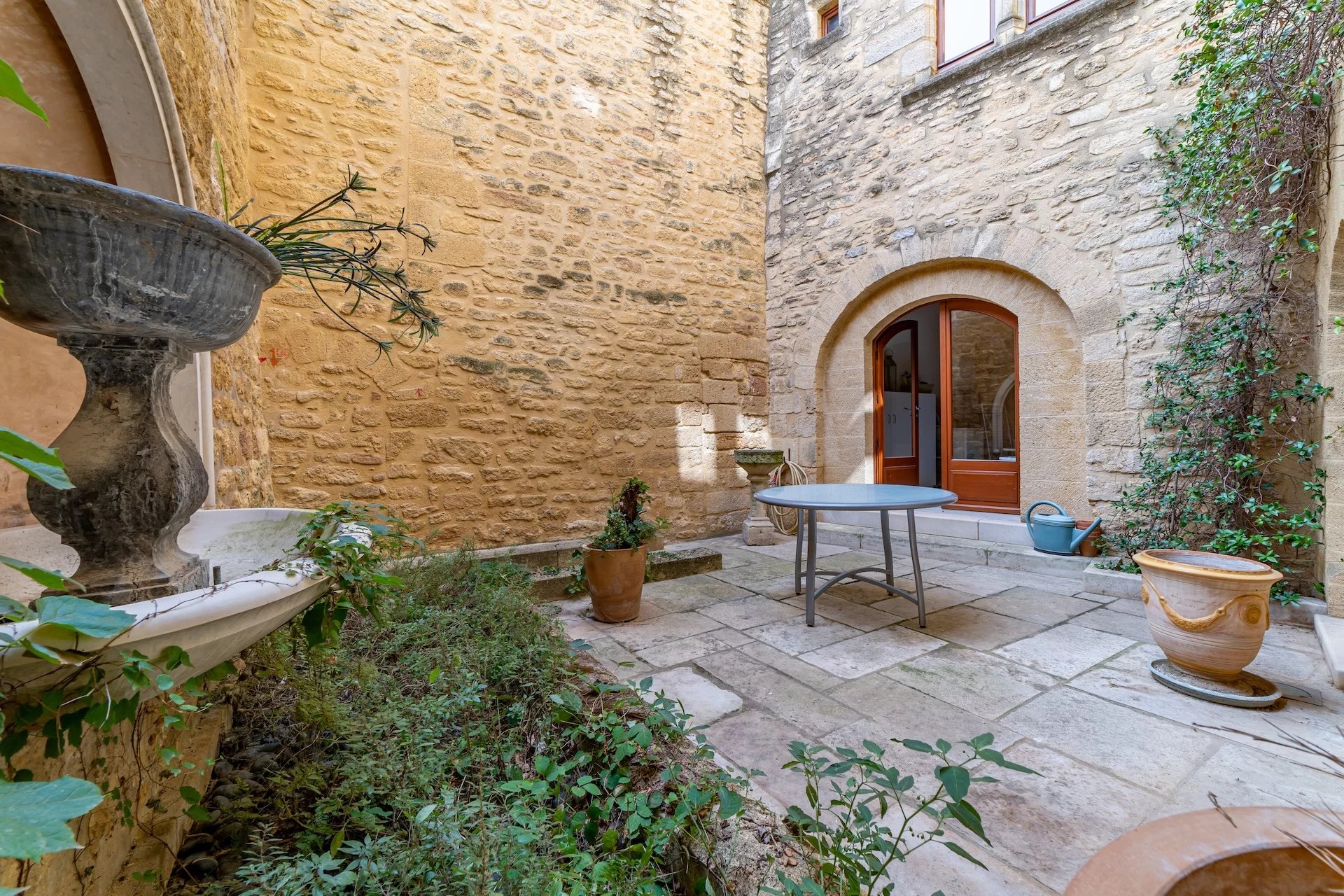 Maison de village en pierre rénovée avec vue.