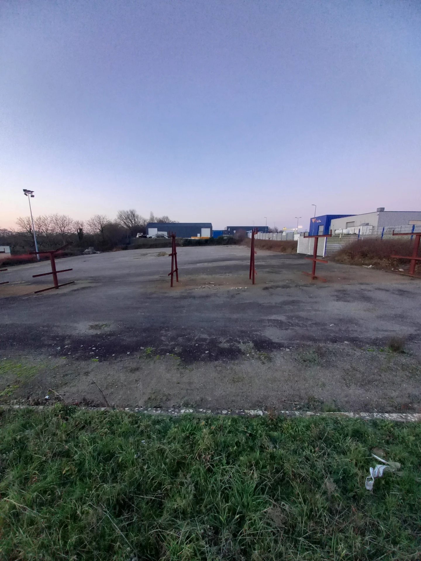 TERRAIN CLOS DE 2600 M2 EN ZONE ARTISANALE